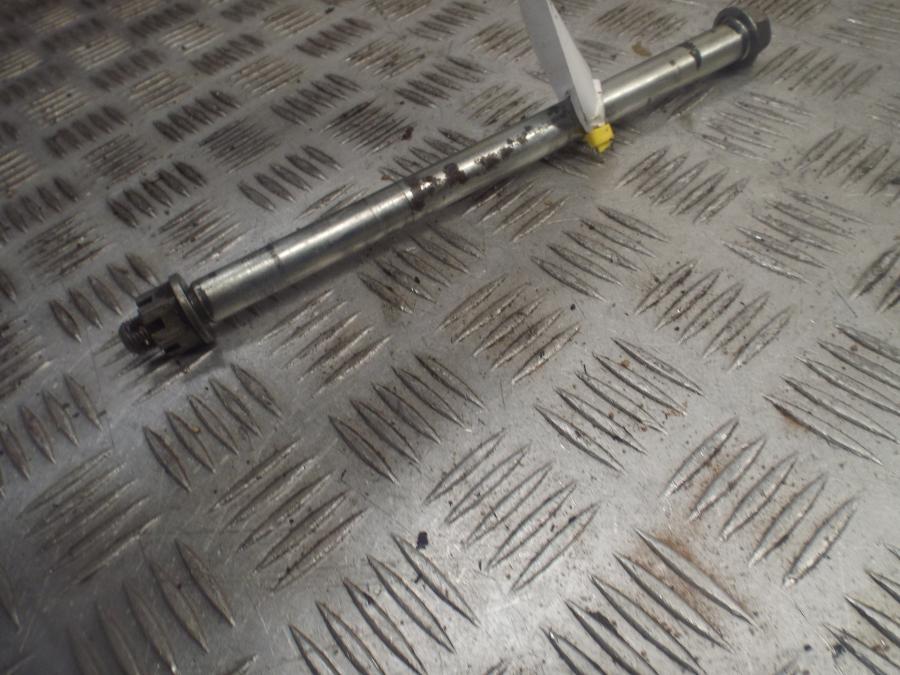 Suzuki GSX750F GSX750 F 1988-1989 Front Wheel Spindle