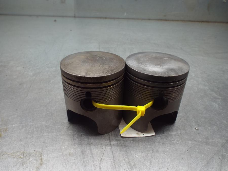 Suzuki T500 Twin One Pair Of Original Left And Right Standard Pistons